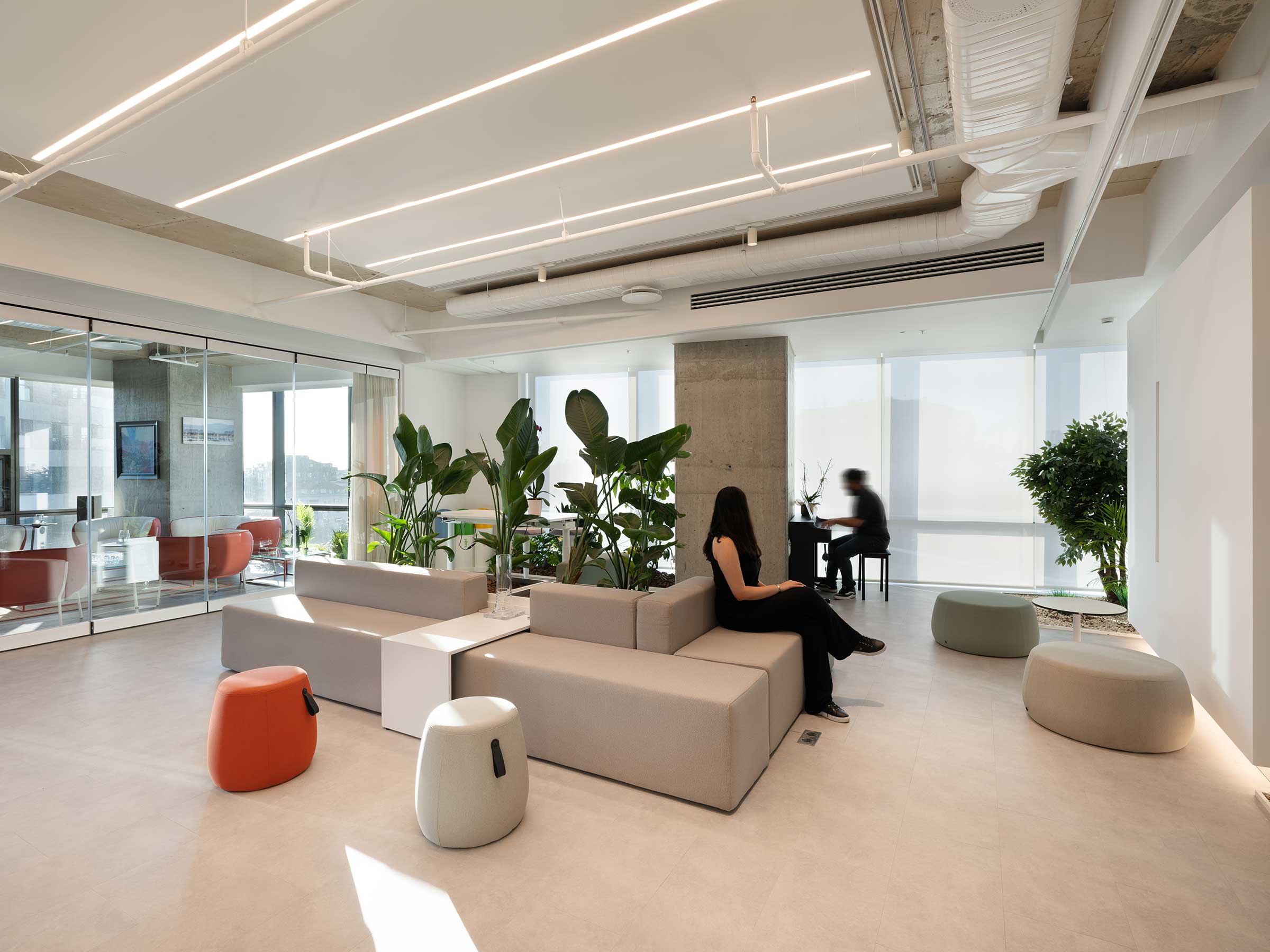 The power of light in UVA Lighting's offices | ACTIU